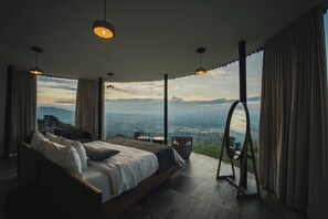 Quarto casal luxo, banheira de hidromassagem, vista para a montanha | Frigobar, individualmente decorados, individualmente mobiliados