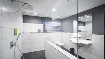 Suíte premium, 1 quarto, acessível, terraço | Banheiro | Chuveiro, secador de cabelo, toalhas de banho, sabonete
