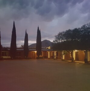 Fachada do alojamento (tarde/noite)