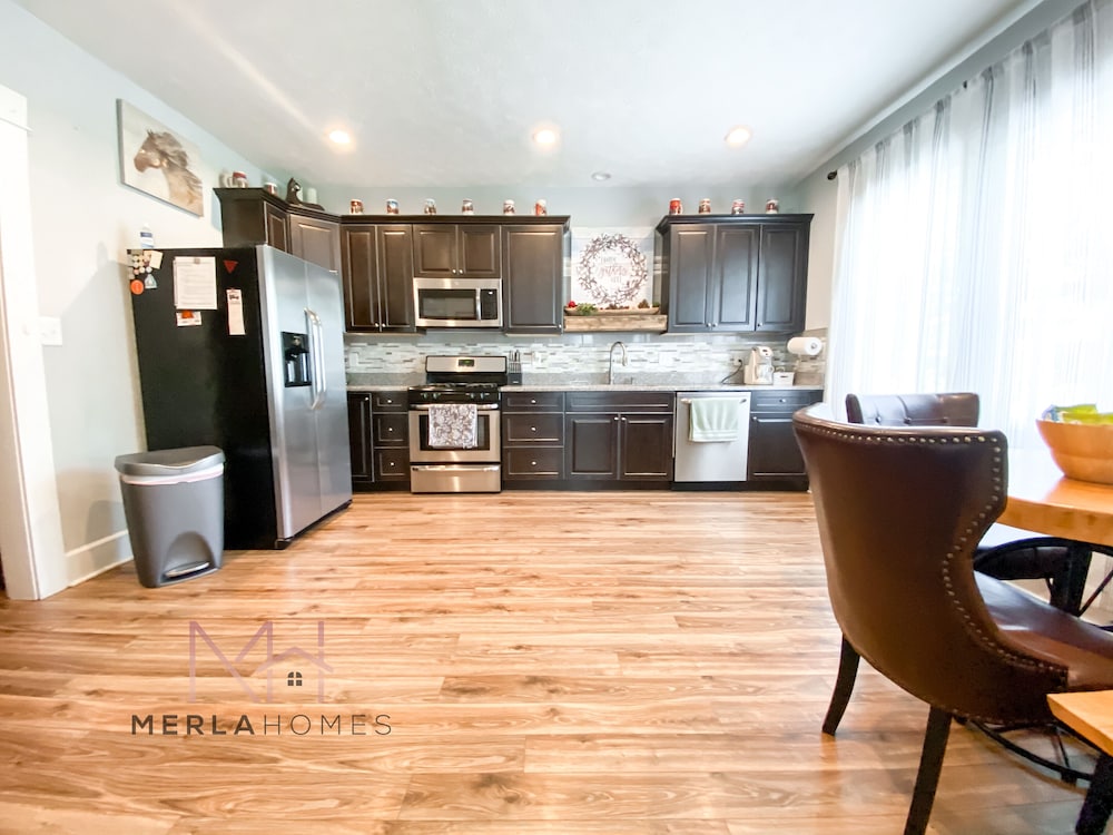 Fairgrounds Farmhouse Near Midtown! Entire House/pets Allowed! Huge Backyard! - Zionsville, IN