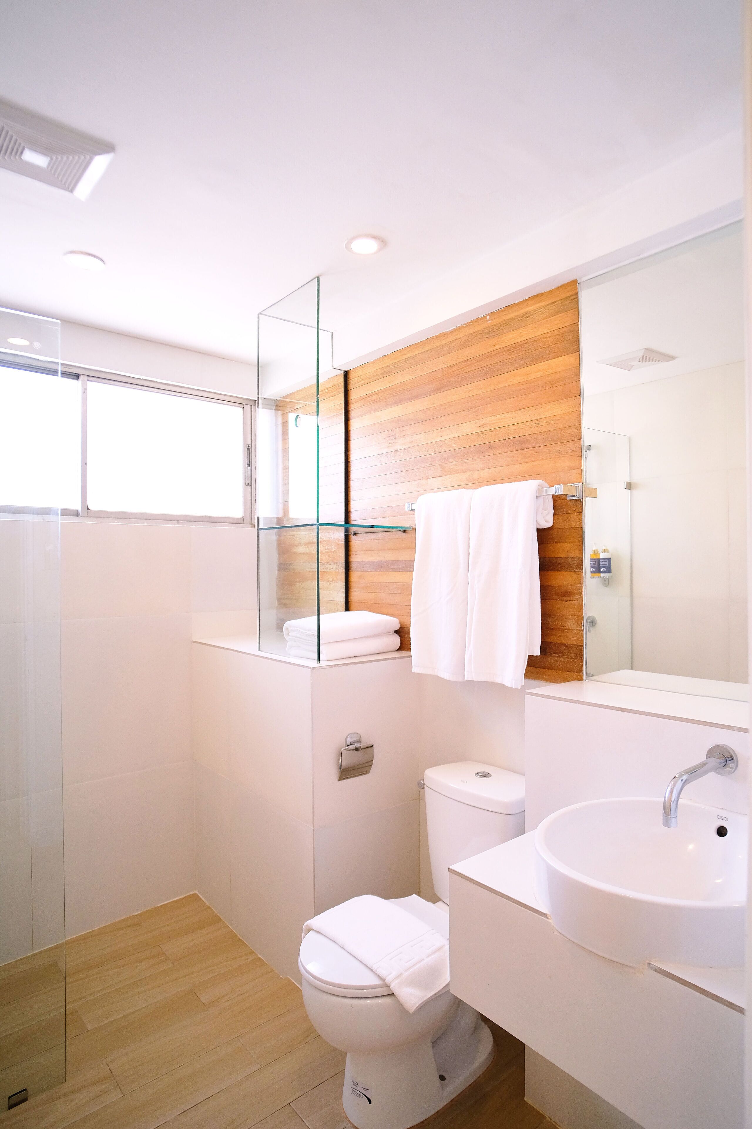 Quarto casal luxo | Banheiro | Chuveiro, produtos de toalete grátis