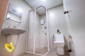 Estúdio | Casa de banho | Um polibã, um secador de cabelo, toalhas fornecidas, sabão 