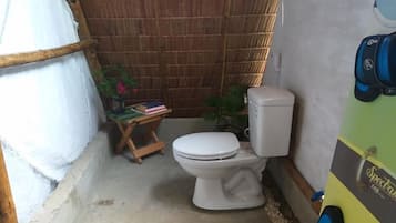 Chuveiro, toalhas de banho