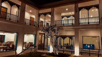 Fachada da propriedade à noite