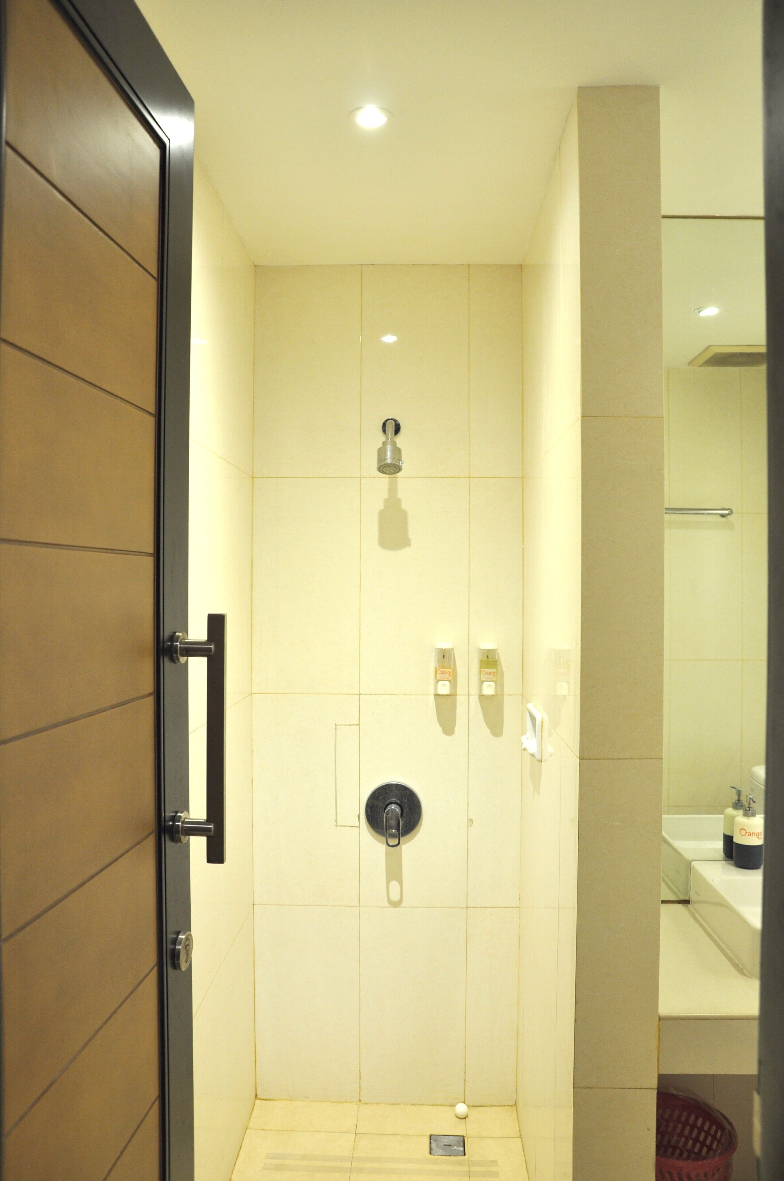 Chuveiro, produtos de toalete grátis, chinelos, toalhas de banho