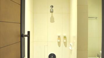 Chuveiro, produtos de toalete grátis, chinelos, toalhas de banho