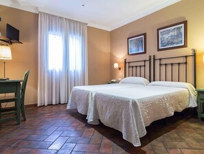 Quarto Triplo | Secretária, berços/camas para crianças, Wi-fi grátis 