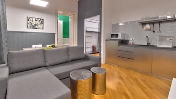 Apartamento (1) | Kitchenette privada | Um frigorífico, um micro-ondas, uma máquina de lavar louça