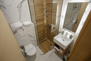 Quarto Triplo | Casa de banho | Artigos de higiene pessoal grátis, um secador de cabelo, chinelos