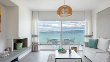 Luxury Suite, Sea View (Tyche) | Praia | Uma praia privada, espreguiçadeiras, guarda-sóis de praia