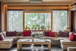 Área de estar no saguão