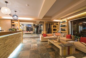 Área de estar no saguão