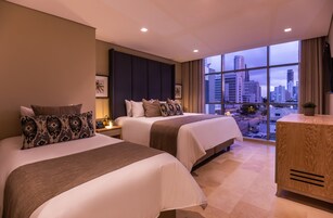 Roupas de cama premium, edredons de pluma, frigobar, cofres nos quartos