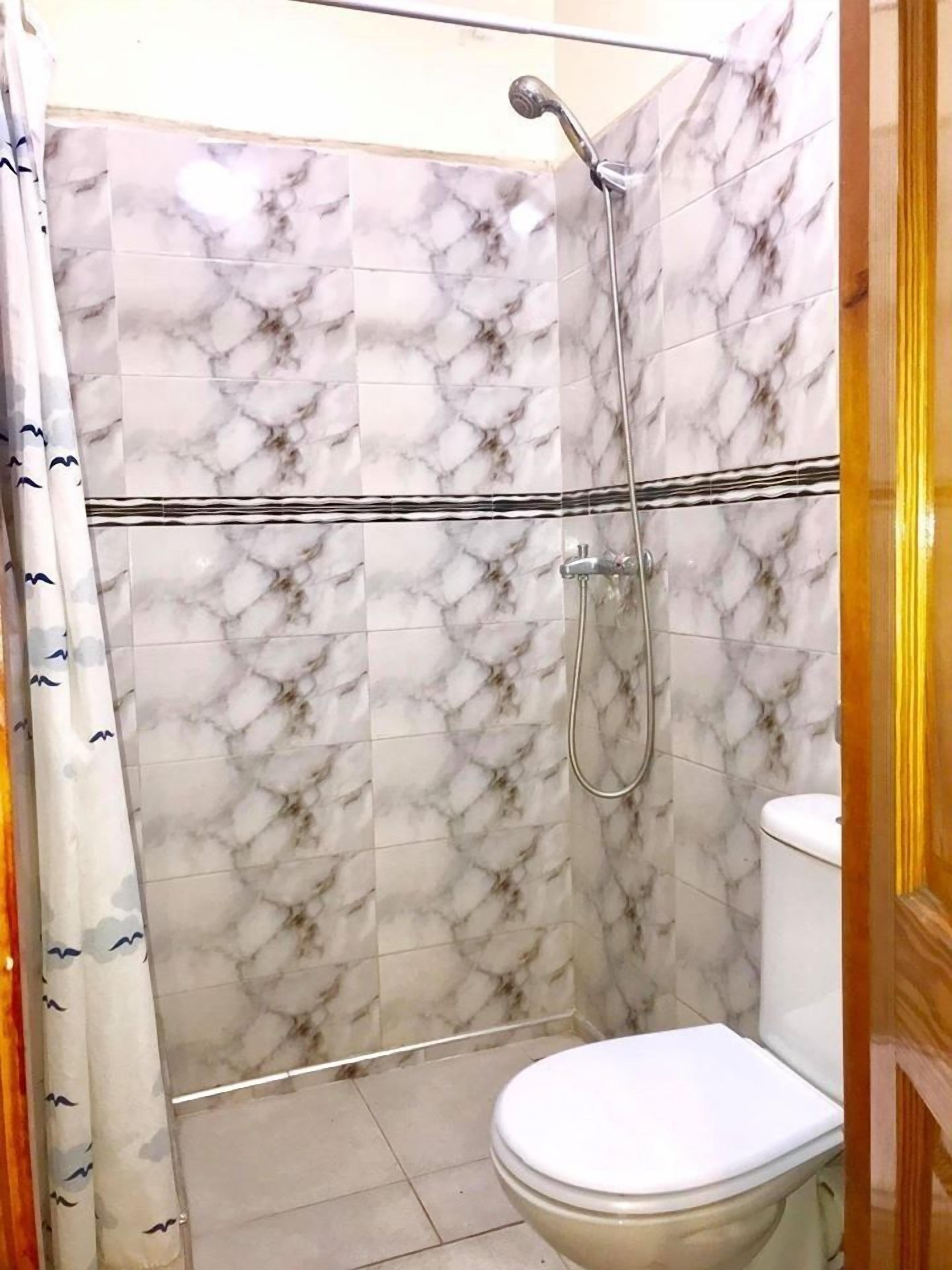 Apartamento, 1 quarto | Casa de banho | Um polibã, um chuveiro fixo, toalhas fornecidas, sabão 