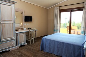 Quarto casal ou duplo superior | Frigobar, cofres nos quartos, escrivaninha, cortinas blackout
