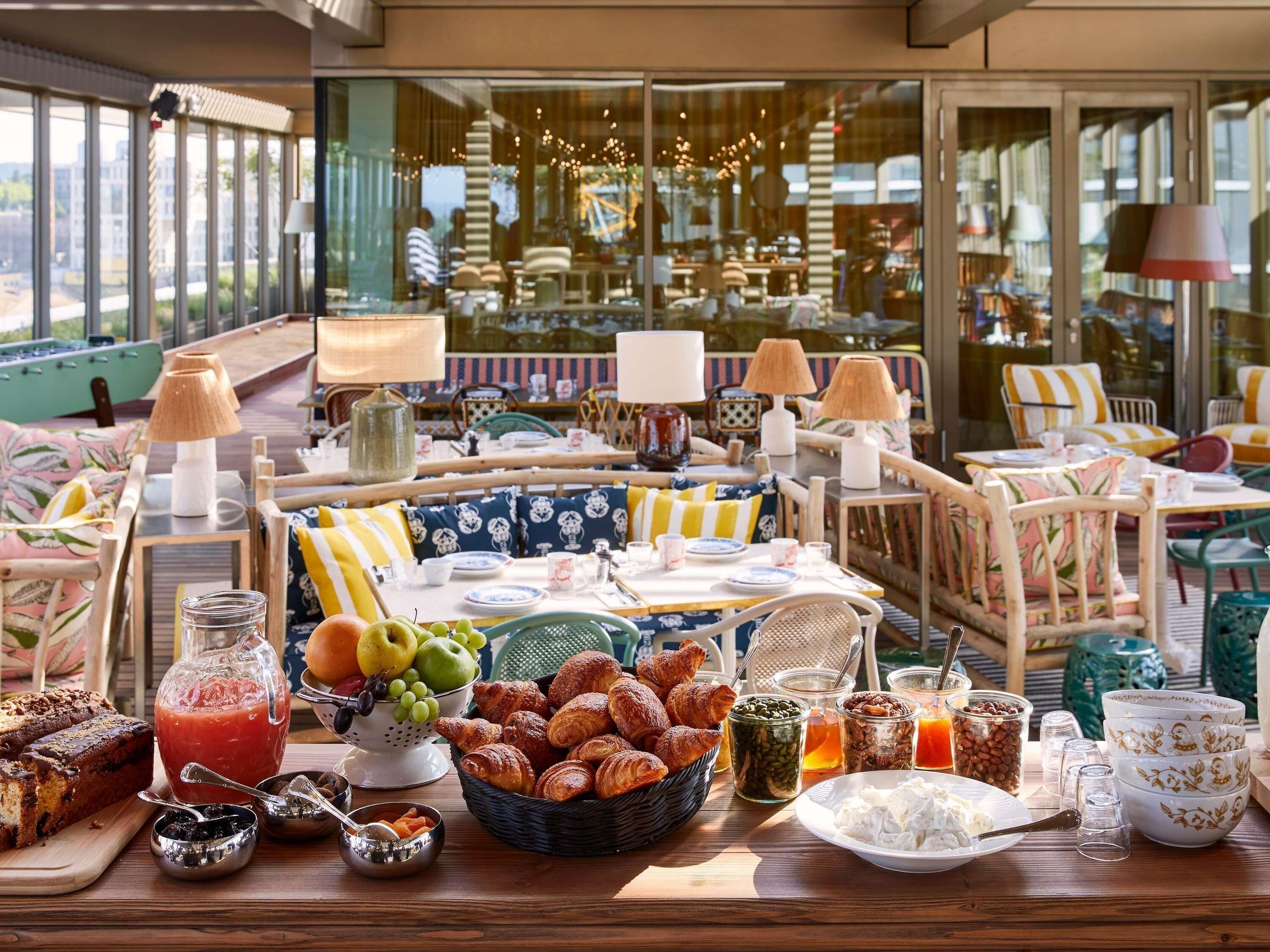 Café da manhã com buffet todos os dias mediante uma taxa