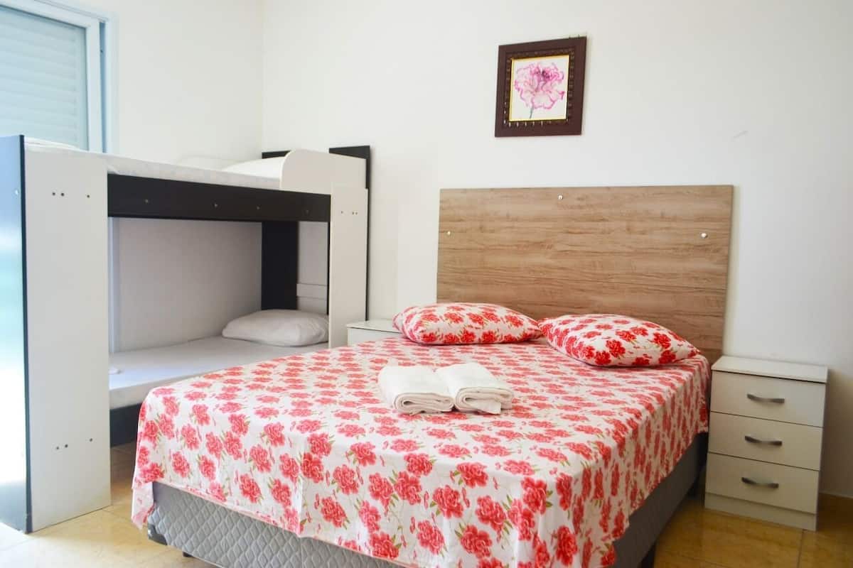 Quarto casal standard | Wi-Fi de cortesia, roupa de cama
