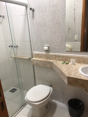 Quarto Triplo Comfort, várias camas | Casa de banho | Um polibã, toalhas fornecidas, sabão, champô 