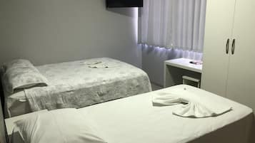 Quarto Triplo Comfort, várias camas | Roupa de alta qualidade, secretária