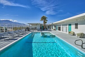 Piscina externa, espreguiçadeiras