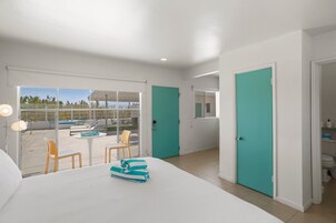 Quarto standard, 1 cama King, vista para a piscina | Roupas de cama antialérgicas, individualmente mobiliados