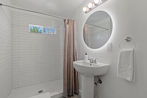 Quarto standard, 1 cama King, vista para a piscina | Roupas de cama antialérgicas, individualmente mobiliados