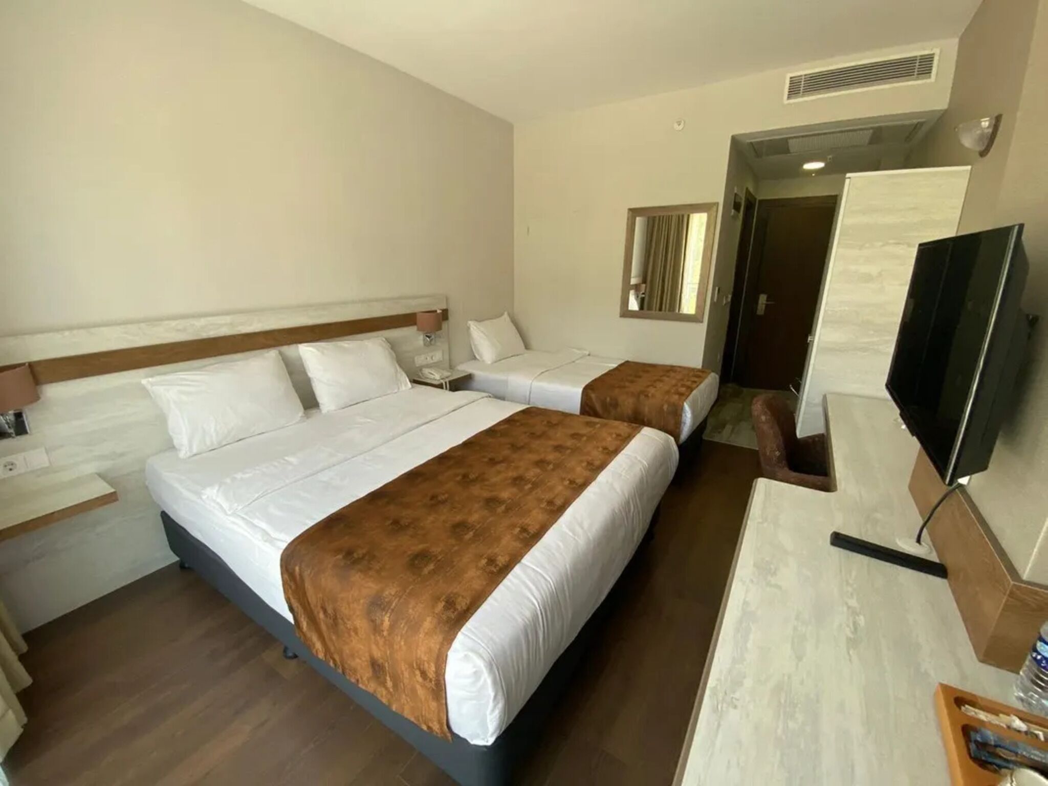 Roupa de alta qualidade, minibar, cofre no quarto, secretária 
