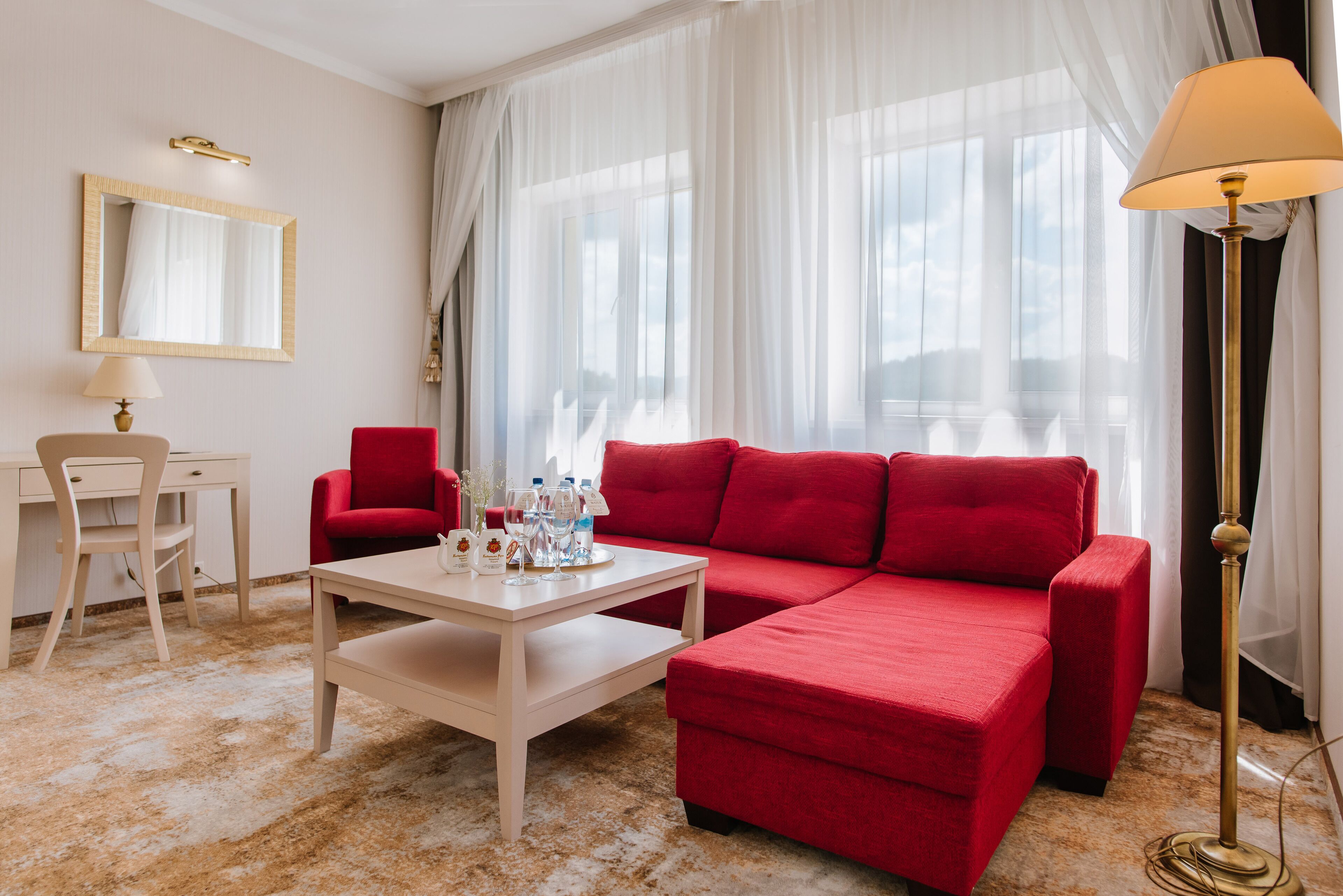 Quarto superluxo | Roupas de cama antialérgicas, cofres nos quartos, escrivaninha