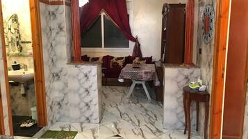 Apartamento, 2 quartos | Área de estar | TV de tela plana