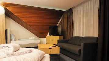 Quarto triplo, 1 cama de casal e sofá-cama | Área de estar | TV de tela plana
