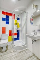 Chuveiro, produtos de toalete grátis, secador de cabelo, chinelos