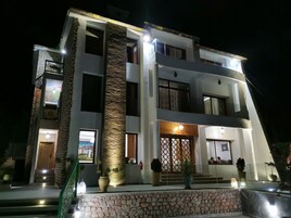 Fachada da propriedade à noite