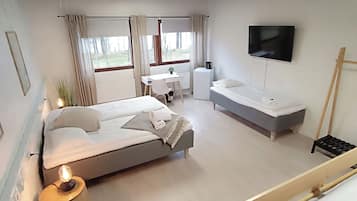 5 Person Room (Hostel, Shared Bathroom) | Com decoração personalizada, secretária