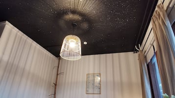 Quarto Duplo Superior, casa de banho privativa, vista para o lago | Com decoração personalizada, secretária
