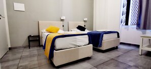 Quarto Twin Económico | Roupa hipoalergénica, edredões de penas, minibar 