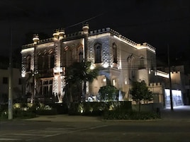 Fachada do alojamento (tarde/noite)