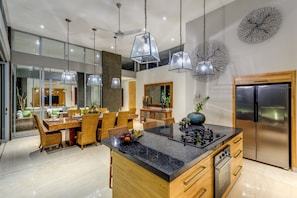 Aramanis Bamboo | Cozinha privada | Geladeira grande, micro-ondas, fogão, cooktop