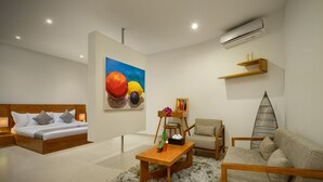 Uma sala de estar moderna com uma cama de madeira, um sofá, uma mesa de centro e um quadro na parede.
