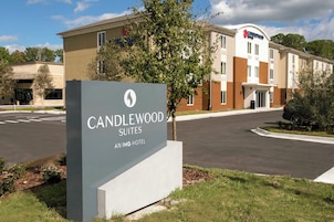 Placa de identificação do Candlewood Suites, indicando que é um hotel IHG.