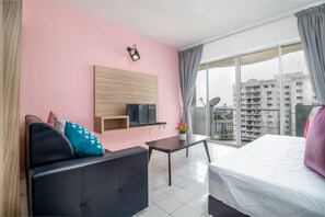 Apartamento, 3 quartos | Sala de estar | TV de tela plana