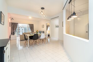 Apartamento, 2 quartos | Área de estar | TV de tela plana