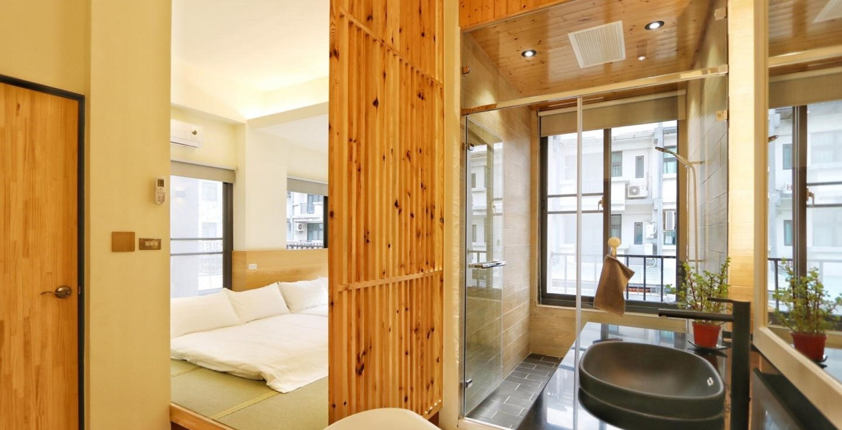 Quarto quádruplo, 1 quarto, para não fumantes, terraço | Banheiro | Chuveiro, ducha de hidromassagem, secador de cabelo, toalhas de banho