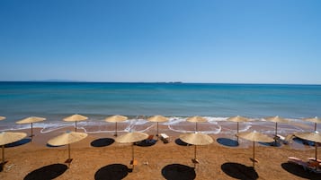 Na praia, espreguiçadeiras, guarda-sóis de praia