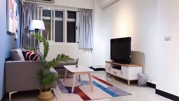 Apartamento galeria (F201) | Sala de estar | TV de tela plana 32 polegadas com canais via satélite, TV