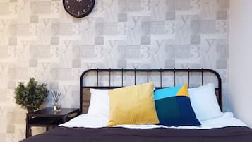 Quarto galeria (F103) | Individualmente decorados, individualmente mobiliados, escrivaninha