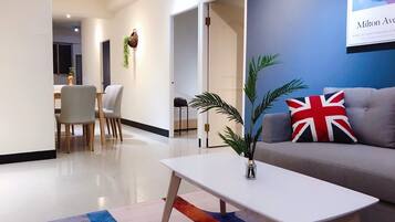 Apartamento galeria (F201) | Área de estar | TV de tela plana 32 polegadas com canais via satélite, TV