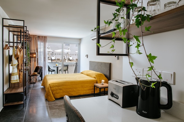 Superior Room Pool View | Roupa de alta qualidade, cofre com capacidade para portátil