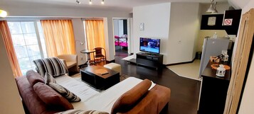 Apartamento, 2 quartos, varanda, vista para a piscina | Quartos insonorizados, ferro/tábua de engomar 