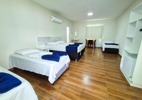 Quarto quádruplo conforto | Frigobar, Wi-Fi de cortesia, roupa de cama