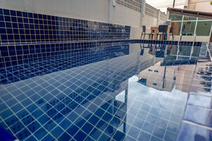 Piscina externa, espreguiçadeiras